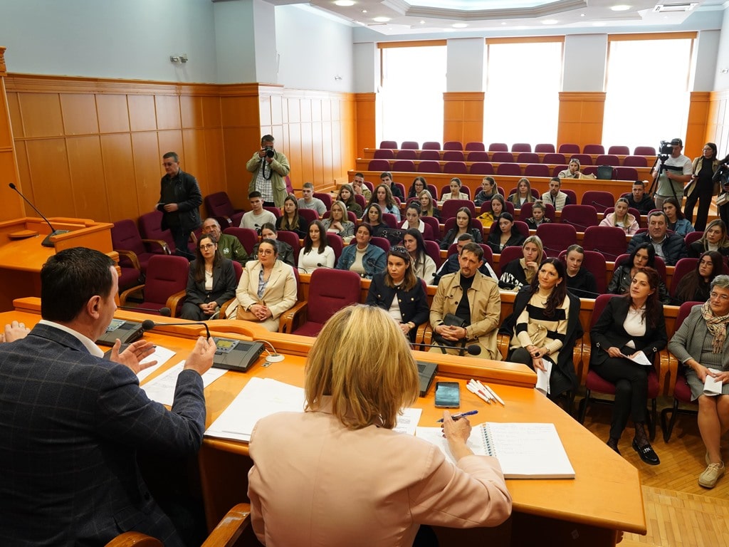 Potpisani ugovori za stipendiranje brucoša i đaka generacije | Trebinje Live